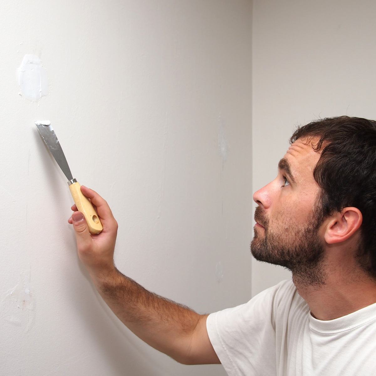 Como tapar furos na parede - Ovarmat